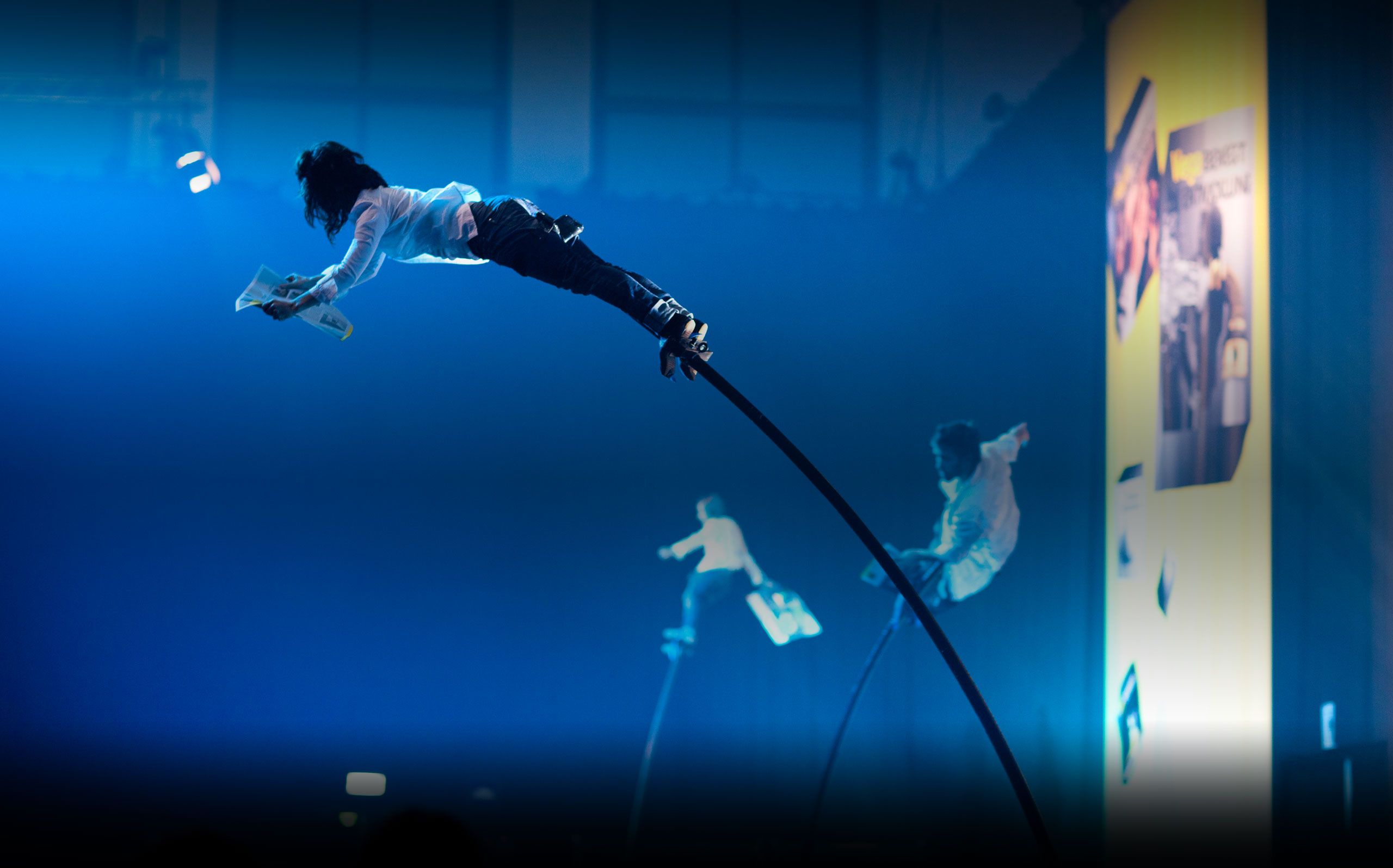 Swinging Poles: Spectacular show on flexible sway poles