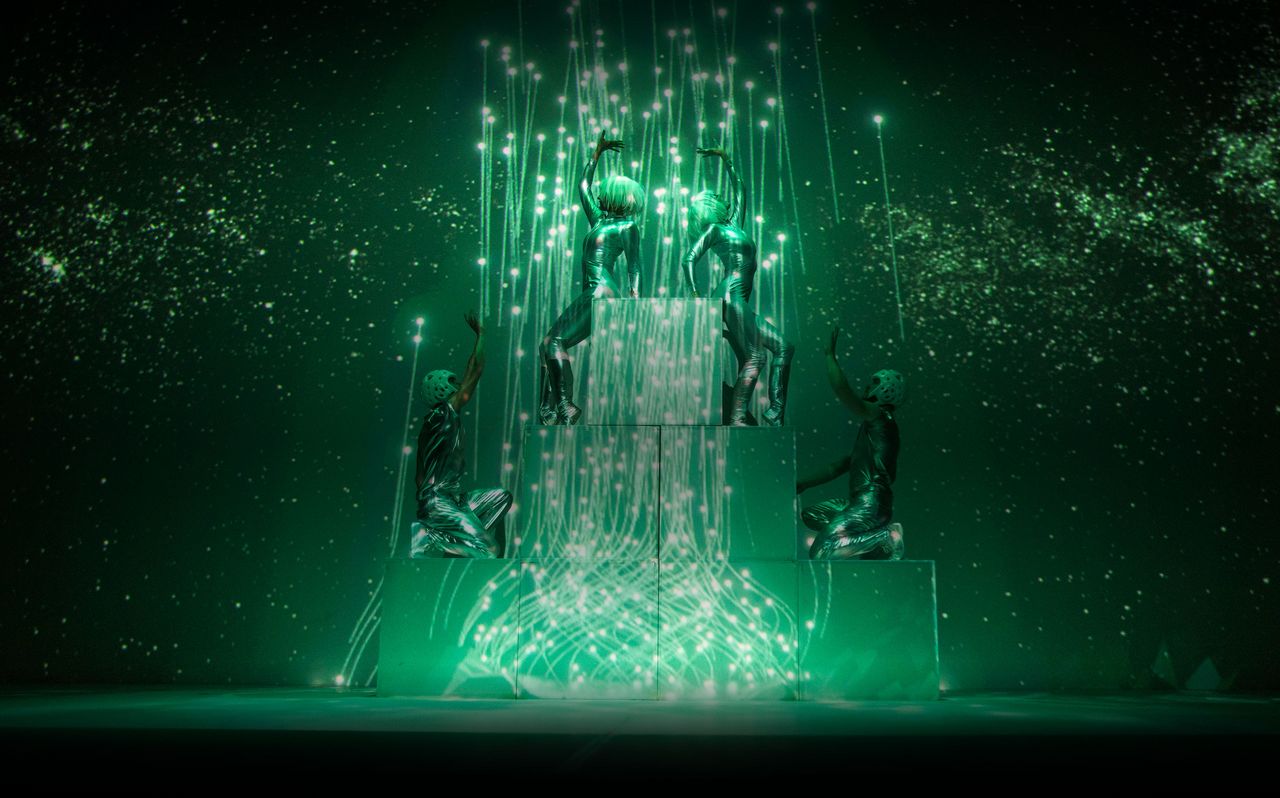 Visual Movers: Performing arts and image projection in perfect unity