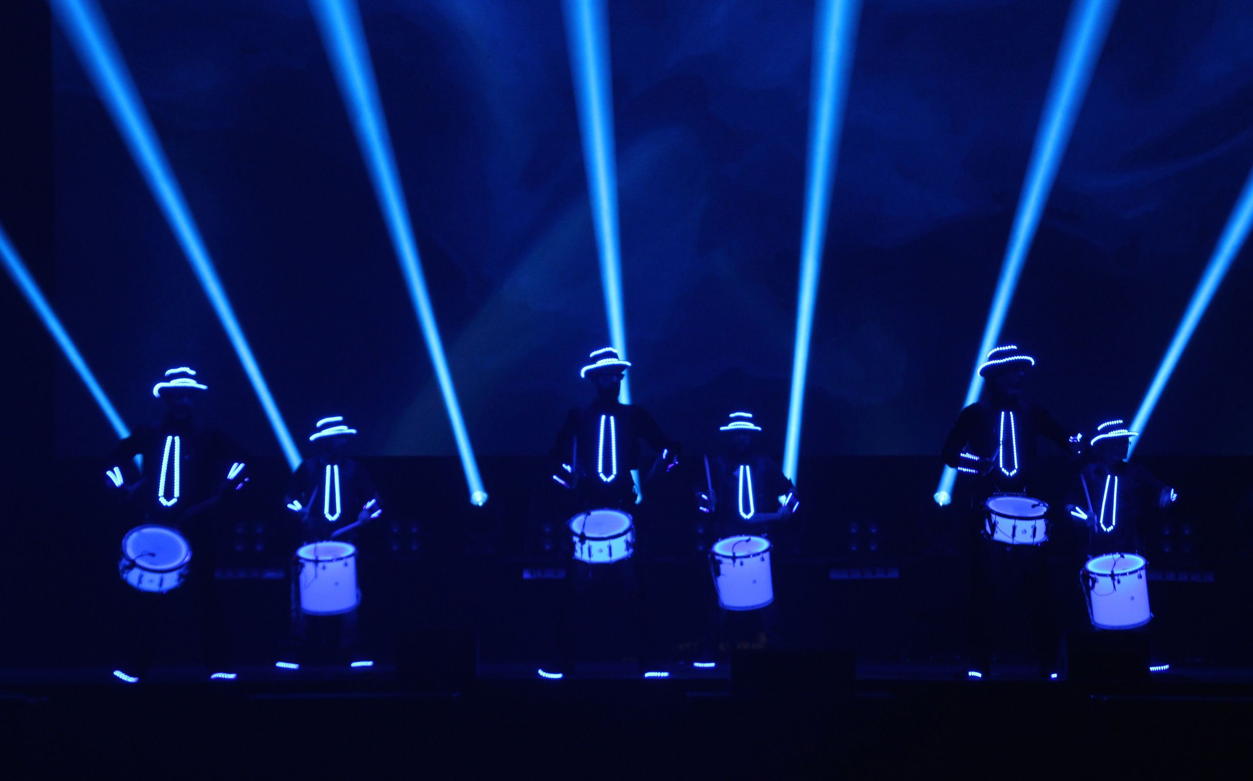 Light Drummers: Combination of powerful live-drumming and LED-effects